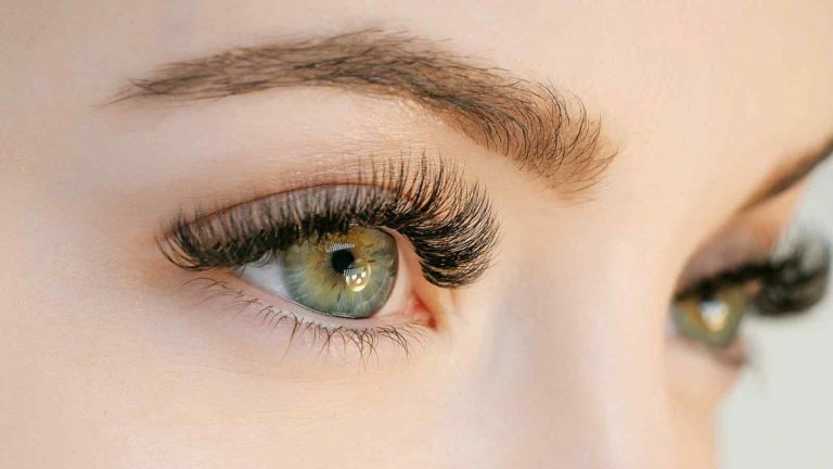3 Natural Ways to Dye Your Eyelashes Without Dye
