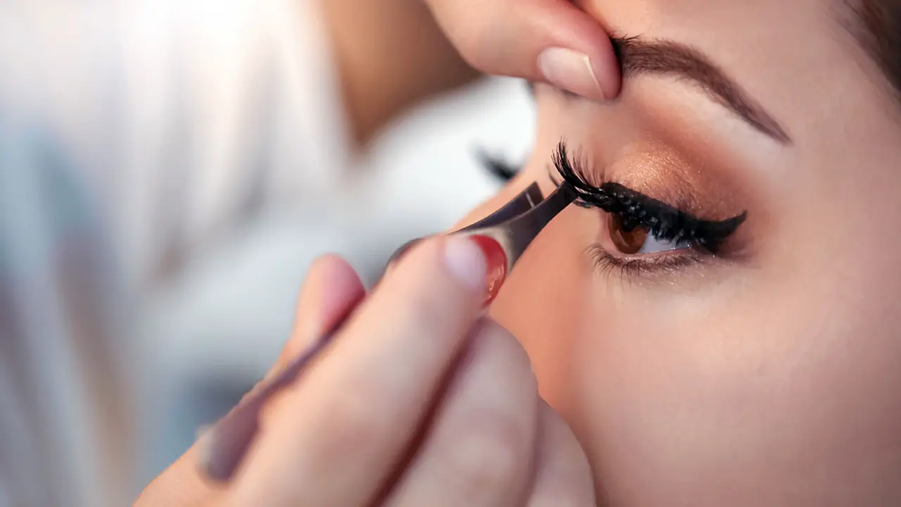 Individual Eyelashes: How to Apply and Remove Them